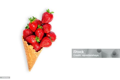 흰색 배경에 고립 된 잘 익은 딸기로 가득 찬 아이스크림 콘 잘 익은 딸기와 와플 콘 복사 공간이 있는 배너 딸기에 대한 스톡