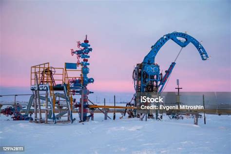 가스 우물의 정밀 검사 코일 튜브 설치 가스 구멍방지 스포터 석유 가스 산업 고압 동심 관 유정의 가스 우물 건설 기계류에 대한 스톡 사진 및 기타 이미지 Istock