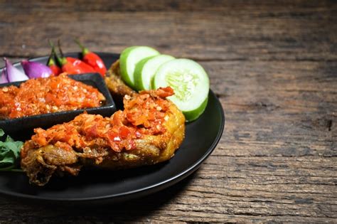 Ayam Geprek Sambal 인도네시아 음식 또는 Geprek 프라이드 치킨과 삼발 핫 칠리 소스를 곁들인 밥 프리미엄 사진
