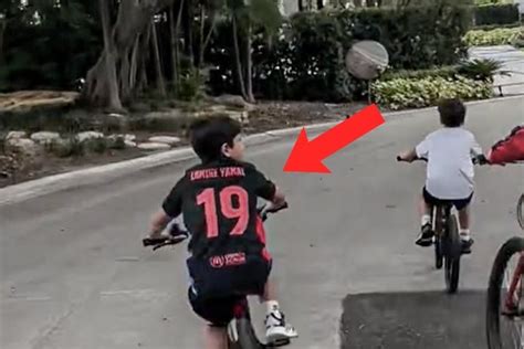 عکس؛ دوچرخه سواری پسر مسی با پیراهن ستاره بارسلونا فوتبالی