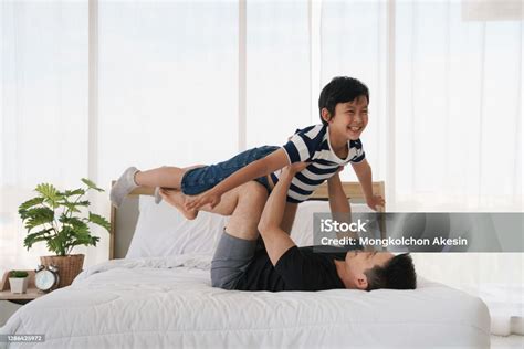 아시아의 아버지와 아들은 집에서 침대에서 함께 놀고 즐거운 시간을 보내고 있습니다 아빠와 아들의 관계와 아버지의 날의 개념 2명에 대한 스톡 사진 및 기타 이미지 Istock