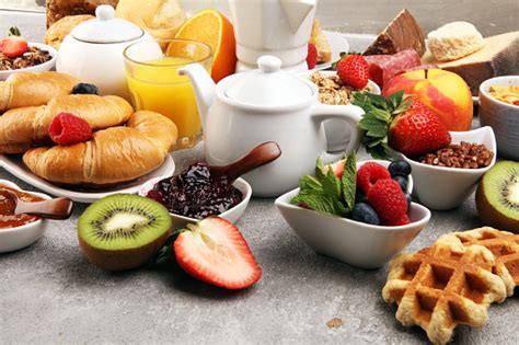 조식은 커피 오렌지 주스 크루아상 시리얼 과일 등으로 제공됩니다 균형 잡힌 식단 그라놀라와 과일로 된 유럽식 조식 0명에 대한