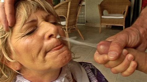 Großbusige Oma Schreit Die Ganze Zeit Während Dem Fick Von Hornyheaven — Schreiend Gilf Omas