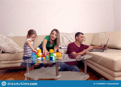 Fam Lia Loving Feliz Pais Que Jogam Com Sua Filha Em Casa Imagem De Stock Imagem De Menino