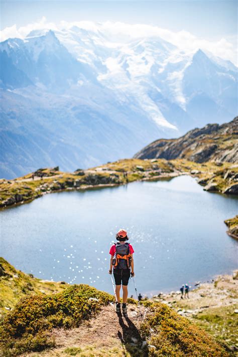 爬山图片背影 爬山图片素材 大山谷图库