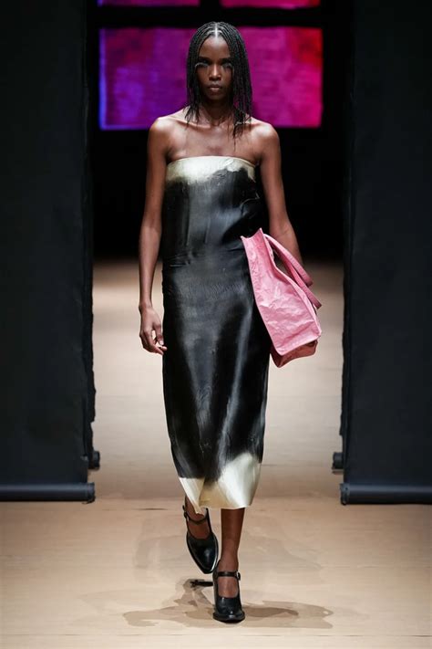 패션엔 리뷰 대담하고 현대적인 여성성 2023 Ss 프라다 컬렉션