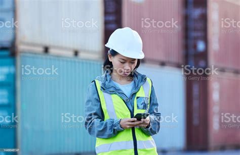 창고 배송 및 관리자는 공장 공장에서 전화로 문자 및 배송 체크리스트 및 재고를 온라인 앱에서 확인합니다 화물 물류 및 공급망 관리 아시아 여성 통제 재고 30 34세에