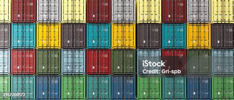 다른 색상의 선적 컨테이너 화물 용기로 만든 벽 닫힌 바다 콘테이너의 창고 선박에 화물을 운송하기 위한 금속 용기 바다 컨테이너의 배경입니다 3d 이미지 강철에 대한 스톡