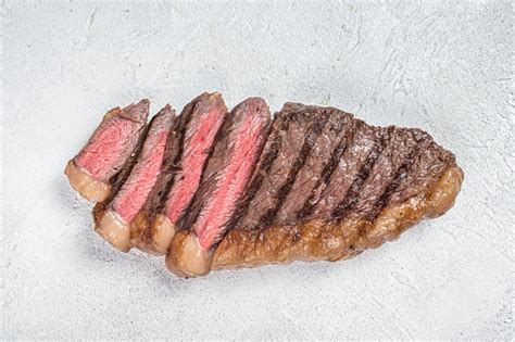 튀겨서 얇게 썬 최상급 등심 스테이크 구운 컵 엉덩이 쇠고기 고기 스테이크 흰색 배경입니다 평면도 복사 공간 미디움 조리 기술에 대한 스톡 사진 및 기타 이미지 Istock