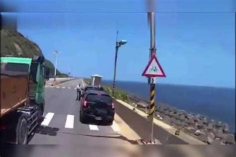 大货车突然刹车失灵 只能眼睁睁的撞了上去！