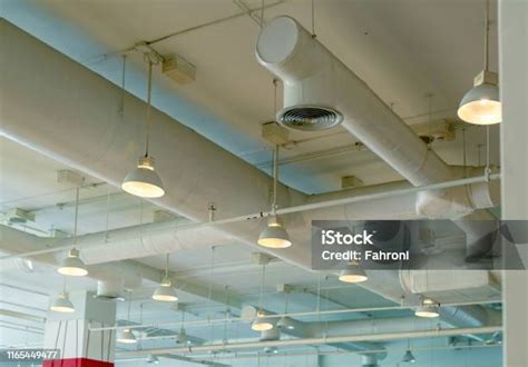 쇼핑몰의 에어 덕트 배선 및 배관 에어컨 파이프 배선 파이프 및 배관 파이프 시스템 열린 조명천장 램프 조명 건물 인테리어 컨셉 인테리어 건축 개념입니다 쇼핑 몰에 대한