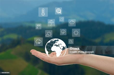 손 관리 Esg 지속 가능성 생태 및 재생 가능 에너지에 대한 자연의 개념으로 녹색 지구를 들고 세계 환경 및 기상 조건을 저장합니다 0명에 대한 스톡 사진 및 기타 이미지