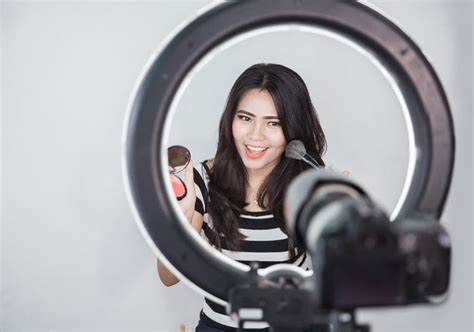35歲女常打燈直播東西看不清楚才發現罹網紅白內障 聯合新聞網 健康遠見 對身體好