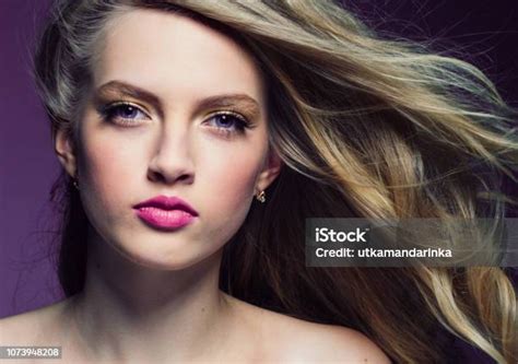 보라색 배경 위에 긴 곱슬 머리를 가진 아름 다운 금발 소녀 가발에 대한 스톡 사진 및 기타 이미지 가발 갈색 머리 건강한 생활방식 Istock