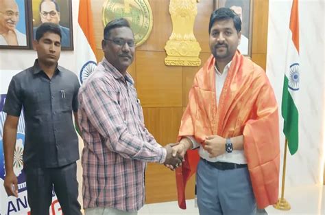 జిల్లా కలెక్టర్ను కలిసిన ఆర్టీసీ డిఎం