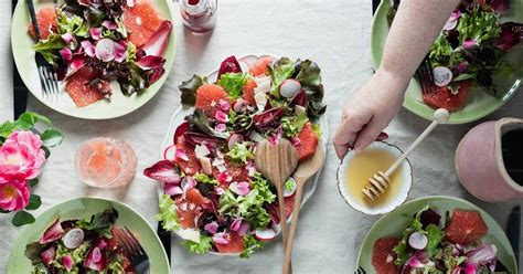 음식과 식기가 담긴 접시를 얹은 테이블 사진 Unsplash의 음식 이미지