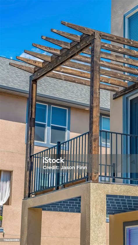 금속 난간과 유리 접근 문이있는 작은 발코니에 지어진 수직 나무 퍼걸 0명에 대한 스톡 사진 및 기타 이미지 0명 건축 낮 Istock