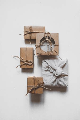 기프트 박스 크리스마스 제로 폐기물 상자 환경 친화적 인 포장 플랫 평지 팩 선물 크래프트 종이 녹색 리본 흰색 배경 생태 크리스마스 휴가 개념 에코 장식 선물 배경 휴일