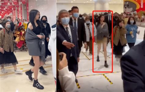 关晓彤穿短裙现身活动引围观！一双长腿白到发光，6个保镖围一圈网友造型肩膀