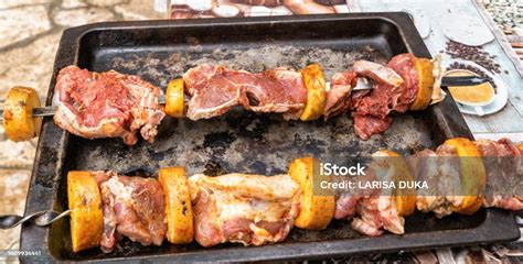 전통적인 터키와 백인 탠도어에서 요리하기 위해 꼬치에 묶인 Shish 케밥과 감자를위한 생고기 고기에 대한 스톡 사진 및 기타 이미지 Istock