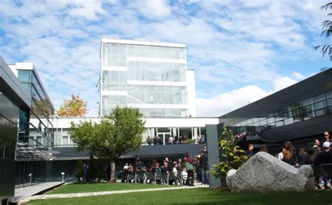 ТРАГЕДИЯ Срути се аулата на Нов български университет има затиснат човек ОБНОВЕНА