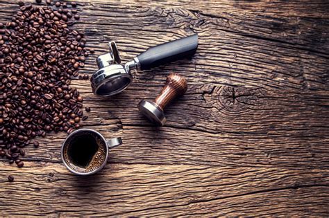 커피 커피 콩과 포르타 필터론 오래된 오크 나무 테이블과 검은 커피 가루로 빻은에 대한 스톡 사진 및 기타 이미지 가루로 빻은 갈색 구이 Istock