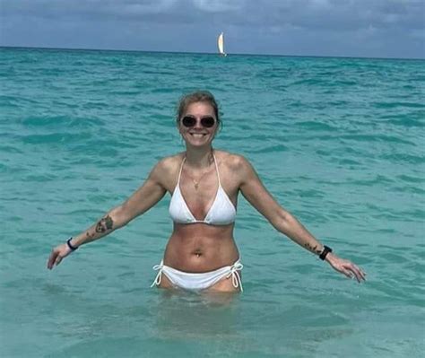 Foto De Bellas Mom In Ocean In Bikini