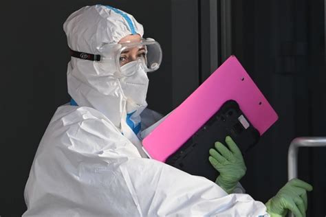 Стало известно о продлении выплат медикам за работу с коронавирусом Социальная сфера Экономика