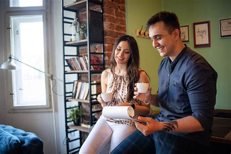 현대 카페테리아에서 커피를 마시는 두 명의 젊은 사람들 20 24세에 대한 스톡 사진 및 기타 이미지 20 24세 2명 공유 개념 Istock