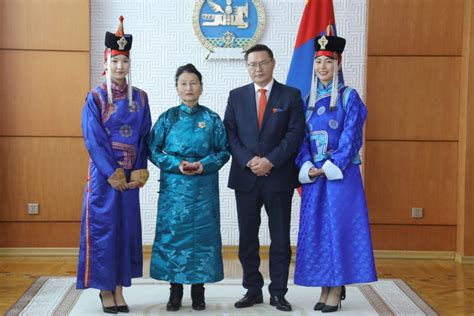 Хөнгөн аж үйлдвэрийн салбарын баялаг бүтээгчдэд төрийн дээд одон медаль хүртээлээ