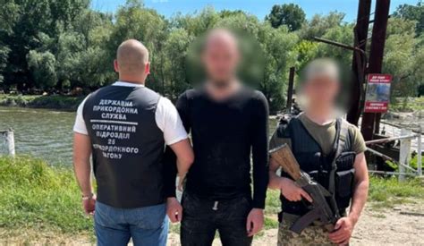 На Одещині чоловік намагався перетнути кордон на дитячому матраці з «людиною павуком фото