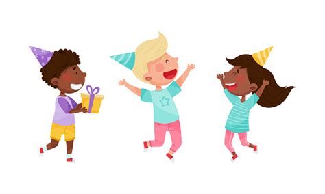 생일 세트를 축하하는 행복한 아이들 파티 만화 벡터 일러스트레이션에서 즐거운 파티 모자를 쓰고 즐거운 시간을 보내고 있습니다 귀여운에 대한 스톡 벡터 아트 및 기타 이미지