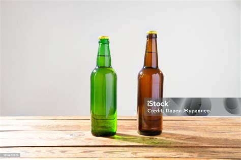 나무 테이블에 맥주 병 맨 위 보기입니다 선택적 초점 모의 공간을 복사합니다 템플렛 빈 0명에 대한 스톡 사진 및 기타 이미지 Istock