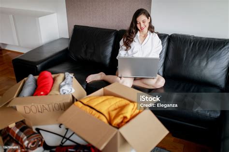 집에서 실내에서 옷장을 분류 하는 웃는 여자 자선 기부 개념 정리하기에 대한 스톡 사진 및 기타 이미지 정리하기 Charitable Foundation 가사 집안일