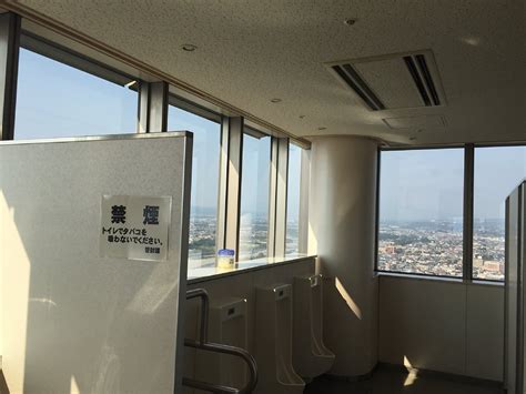 群馬県庁のレストランがあるフロアの男子トイレは小便器前が絶景。ス｜touring Spice