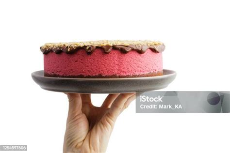 흰색으로 분리된 호두 부스러기로 뿌린 수제 라즈베리 치즈케이크를 들고 있는 인간의 손 건강한 식생활에 대한 스톡 사진 및 기타 이미지 건강한 식생활 과일 다이어트