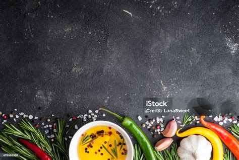 향미료와 나물입니다 로즈마리 칠리 마늘 올리브 오일 소금 후추에 어두운 표 요리 재료입니다 귀하의 제조 법에 대 한 공간을 복사 건강한 식생활에 대한 스톡 사진 및 기타