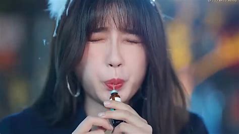 女孩喝两瓶藿香正气水，意外走到男孩家，谁料下一秒居然醉了 腾讯新闻