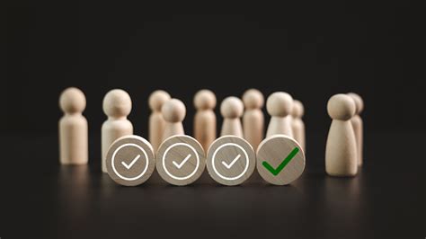 인적 자원 관리 그룹에서 눈에 띄는 인물 선택에 대한 확인 표시 군중 속에서 직원 리더 선택 확인 표시를 보여주는 나무 인형 채용 선택 체크리스트 아이디어 개념에 대한 스톡