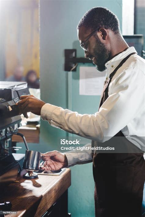 커피 자판기에서 커피를 만드는 안경에 행복 젊은 아프리카계 미국인 바리 스타의 측면 보기 만들기에 대한 스톡 사진 및 기타