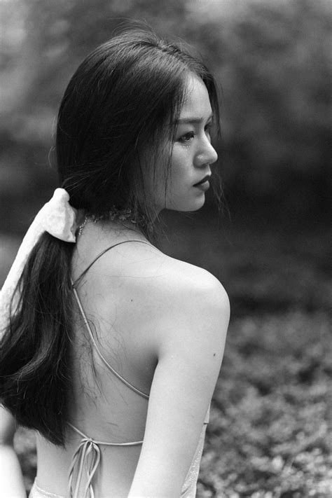 감정 고요한 대조 뒷모습 등이없는 드레스 머리 모델 묵상 보케 부드러운 빛 부드러운 피부 블랙 앤 화이트 섬세한 소프트 포커스 수심에 잠긴 심미적