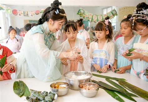 河南洛阳：穿汉服包粽子 做香包迎端午 人民图片网