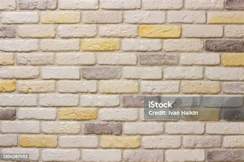 흰색 노란색과 회색 골동품 타일의 예를 따라 벽돌을 향한 장식 석고벽벽 원래 배경 그래픽 작품 및 디자인 패턴 건물 외관에 대한 스톡 사진 및 기타 이미지 Istock