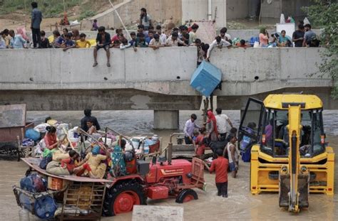 ធ្លាយទំនប់ទឹកទន្លេ បង្កជាទឹកជំនន់ហូរចូលដល់ក្នុងទីក្រុងញូដេលី នគរដ្រេហ្គន