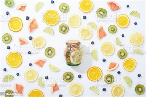 얇게 썬 과일과 흰색 바탕에 블루베리로 된 항아리에 있는 유기농 해독 음료의 평면도 0명에 대한 스톡 사진 및 기타 이미지 0명 감귤류 과일 건강한 식생활 Istock