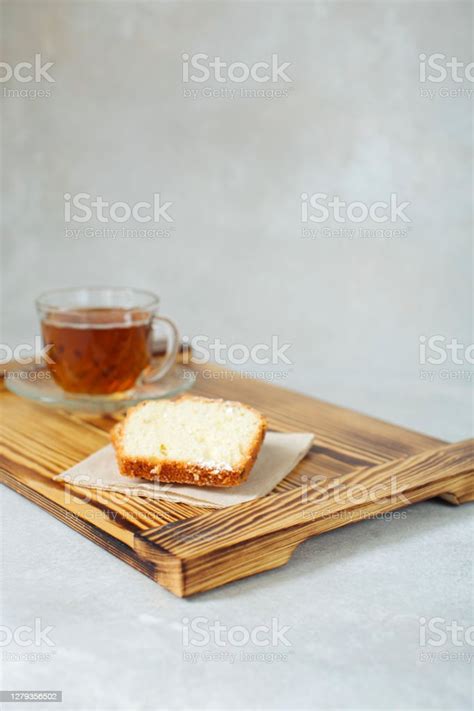 나무 제공 보드에 다진 수제 신선한 머핀 몇 조각과 세련된 소박한 배경에 차 아침 식사 한 잔 갈색에 대한 스톡 사진 및 기타 이미지 Istock