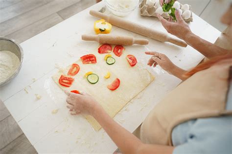 부엌에서 비건 피자를 준비하는 어머니와 딸의 클로즈업 2명에 대한 스톡 사진 및 기타 이미지 2명 가사 집안일 가정 생활 Istock