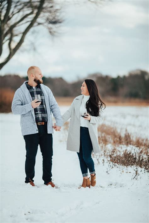 10 Casual Engagement Photo Outfit Ideas For Brides