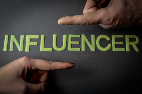 어두운 회색 종이 배경에 플라스틱 글자로 쓰여진 인플루언서라는 단어 의 주위에 방향을 가리키는 인간의 손가락 개념 가리키기에 대한 스톡 사진 및 기타 이미지 Istock
