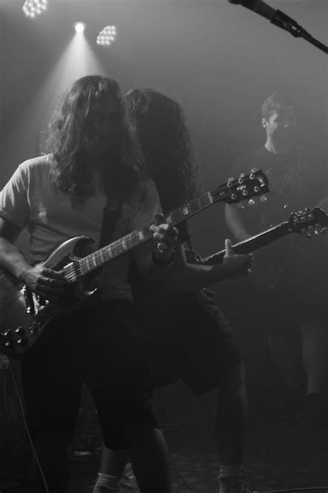 공연 군중 기타 기타 연주 기타리스트 남자 라이브 공연 라이브 쇼 라이브 음악 락 락 밴드 무대 공연 뮤지션 뮤지컬 이벤트 밤문화 밴드 블랙 앤